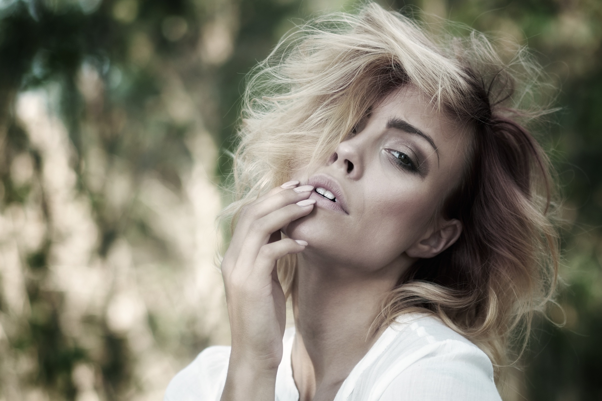 Download Blur Blonde Model Woman Face HD Wallpaper