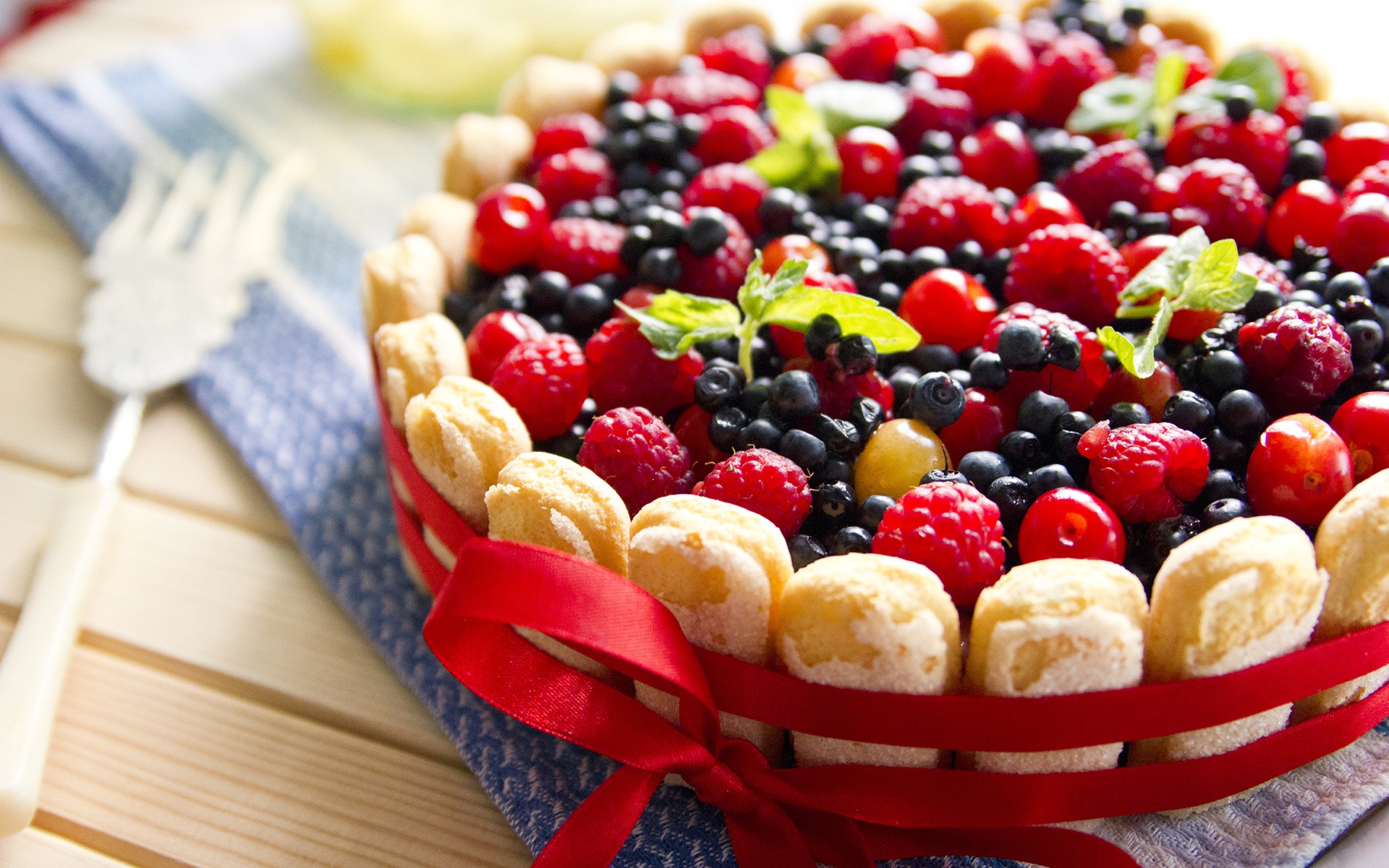 Delightful Berry Pastry Cake: A Colorful Mix of Blueberry and Raspberry ...