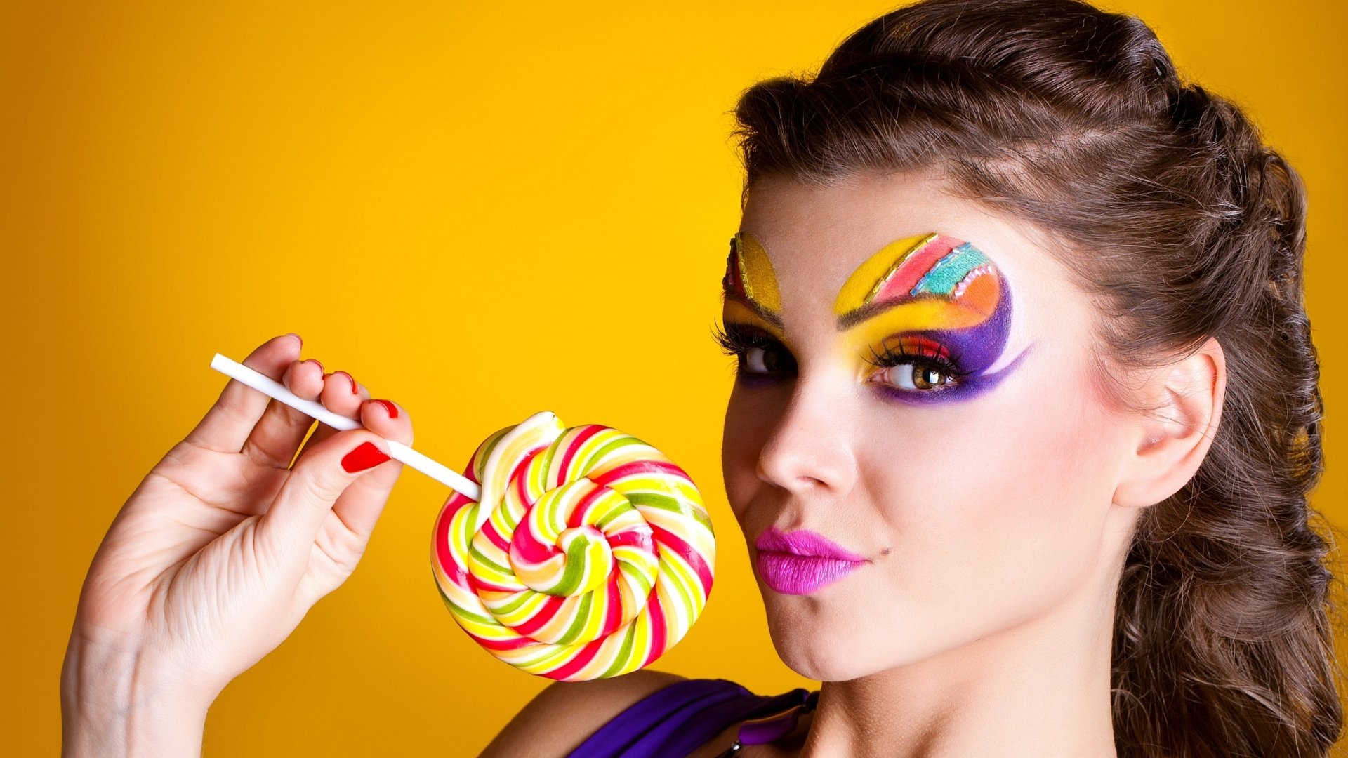Candy Glam 2K: Brunette Model - Lollipop, Brown Eyes & Bold Lip