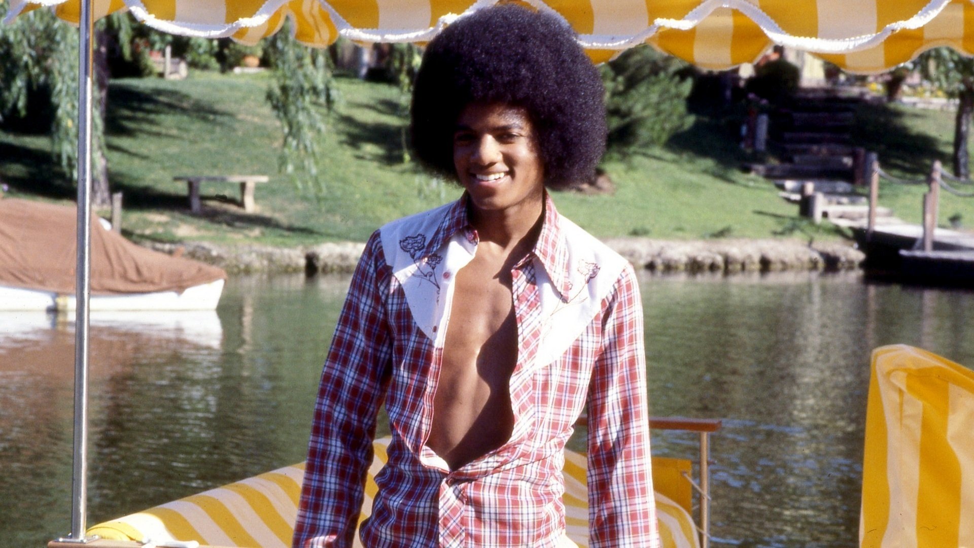 Michael Jackson Retro Vibes HD Wallpaper – Music Legend & Icon