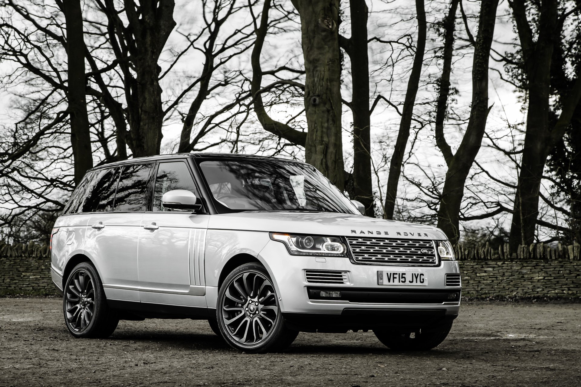 Stunning 4K Ultra HD Wallpaper of a White Range Rover SUV