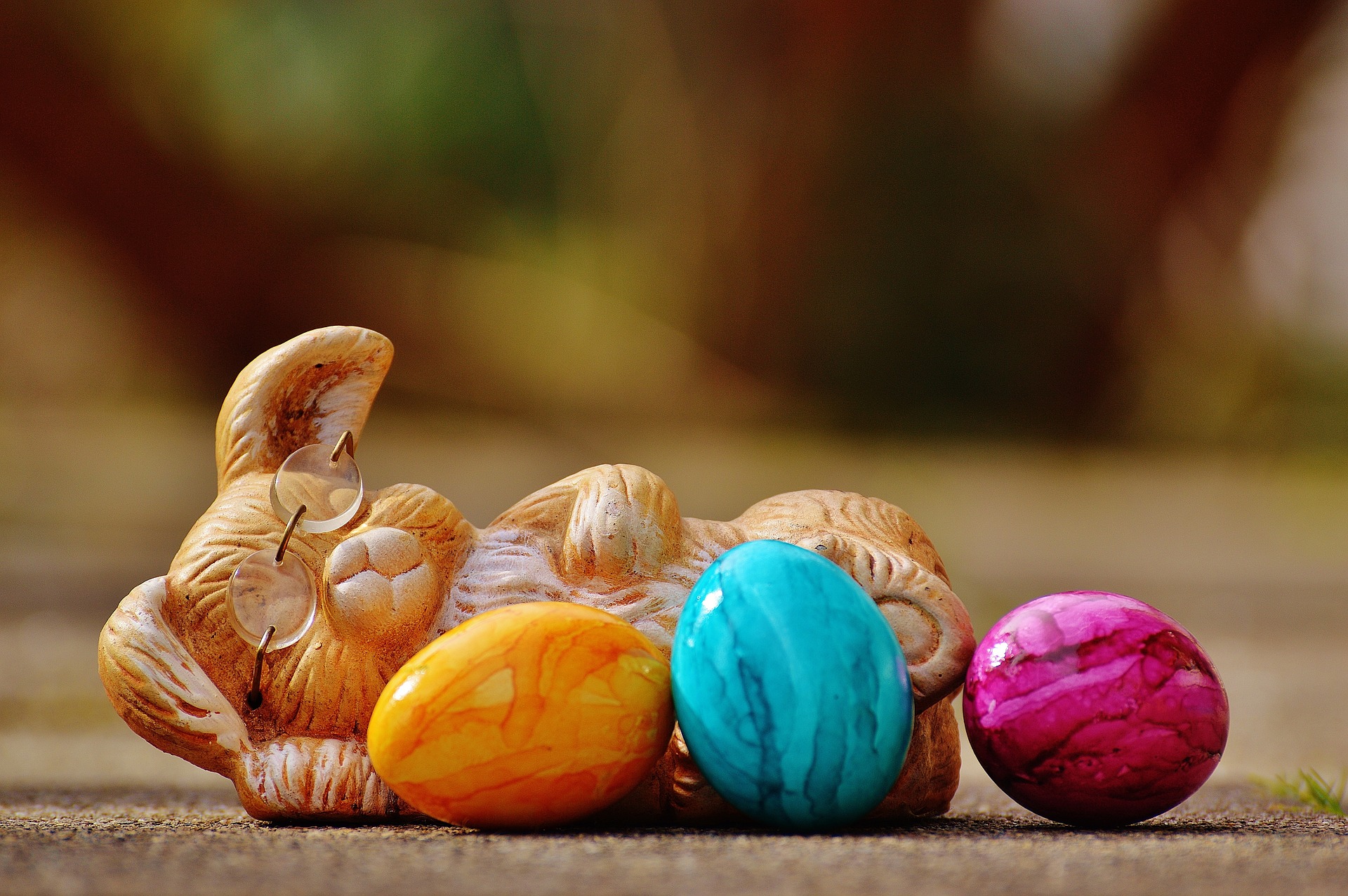 Easter Joy: Vibrant Holiday Eggs HD Wallpaper Celebration