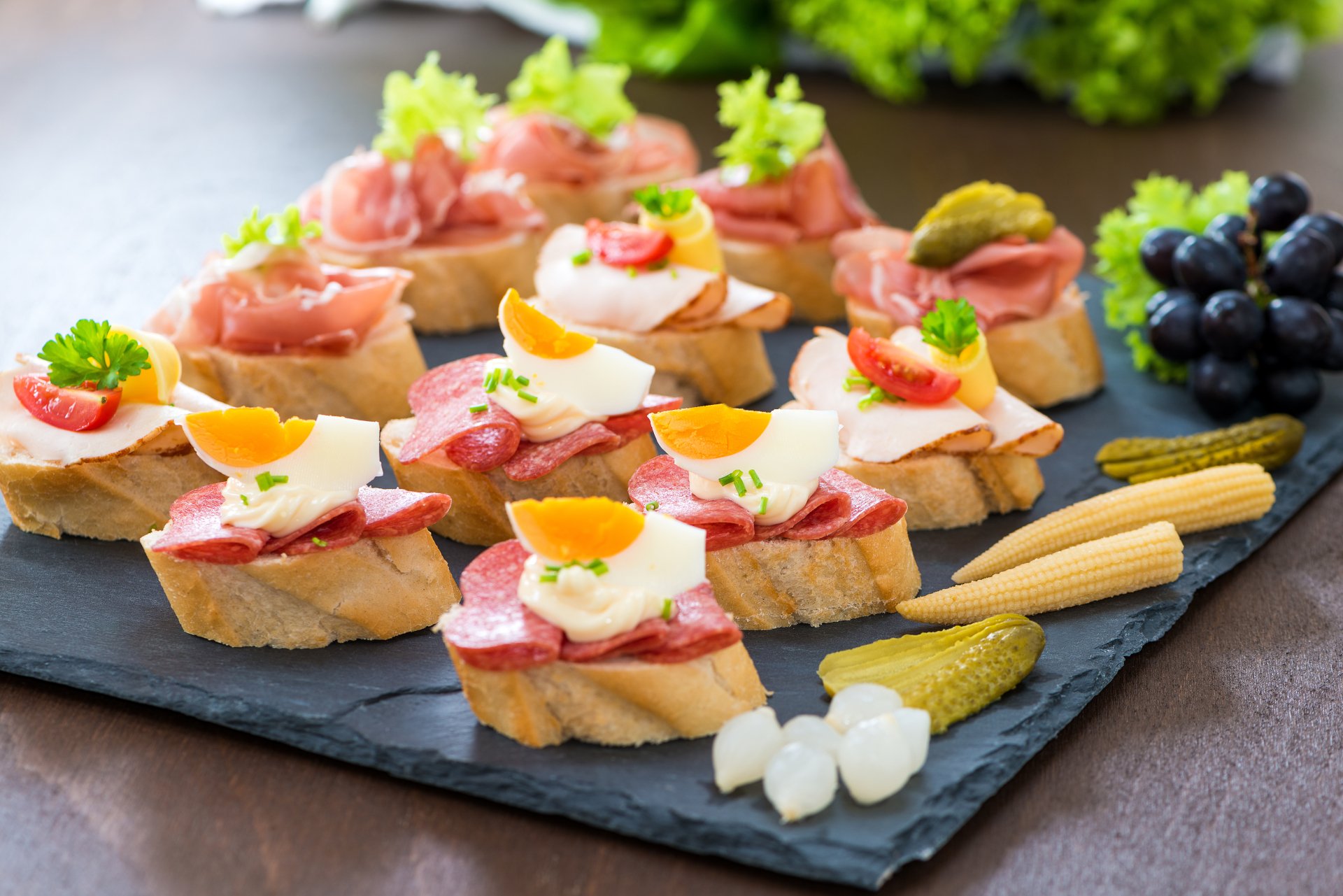 4K Ultra HD Gourmet Toast Still Life: Elegant Bites of Flavor