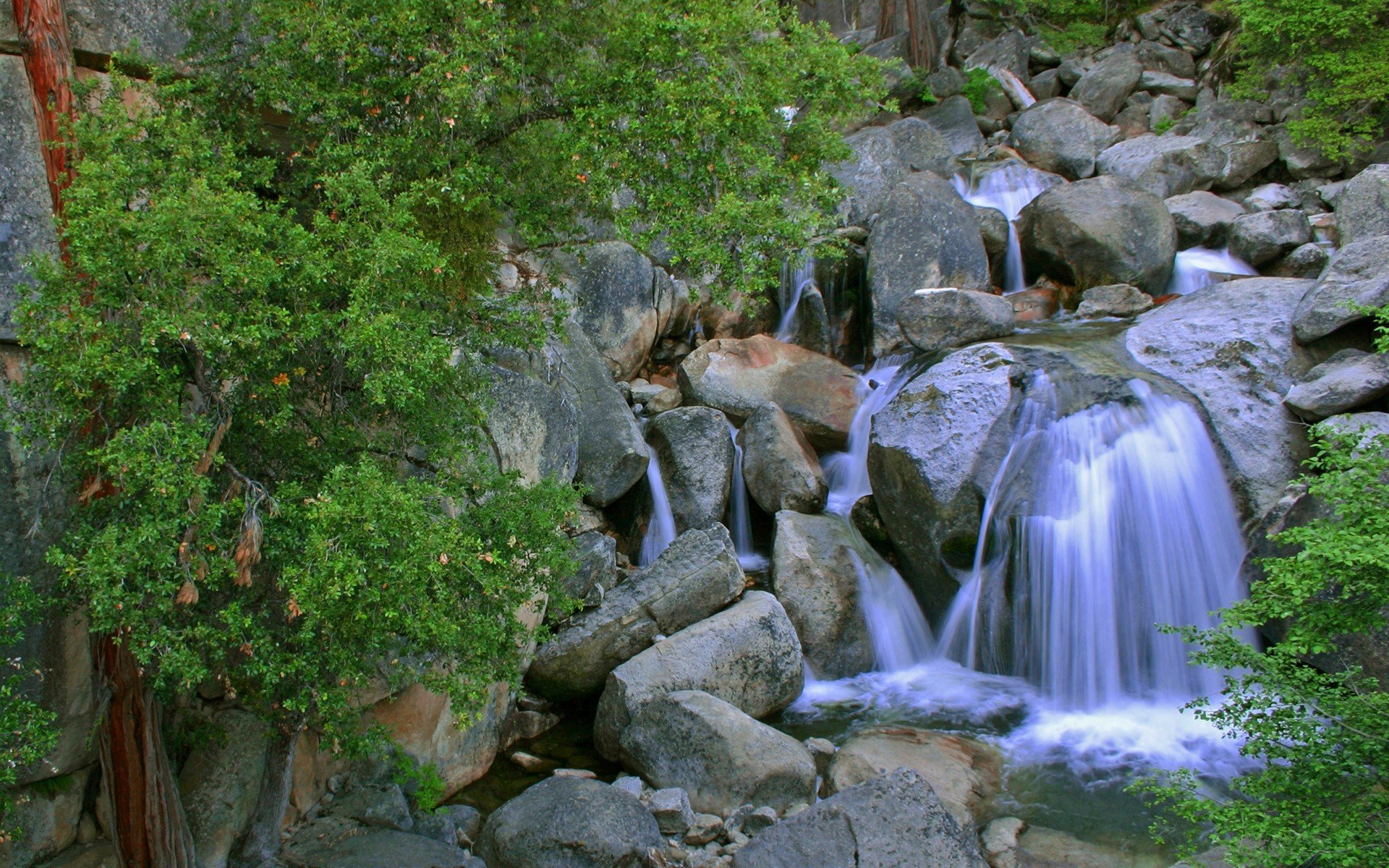 Serene Waterfall: Nature HD Wallpaper