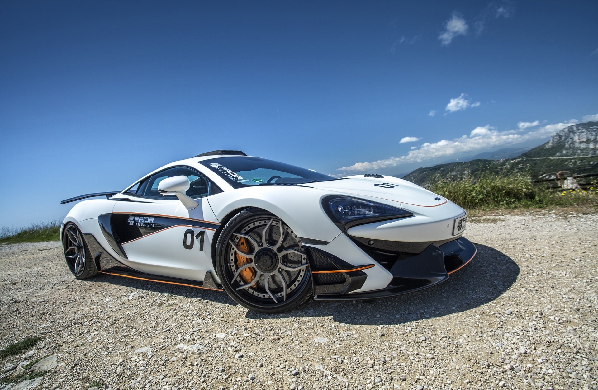 Stunning White McLaren 570S Supercar HD Wallpaper – Ultimate Speed & Style