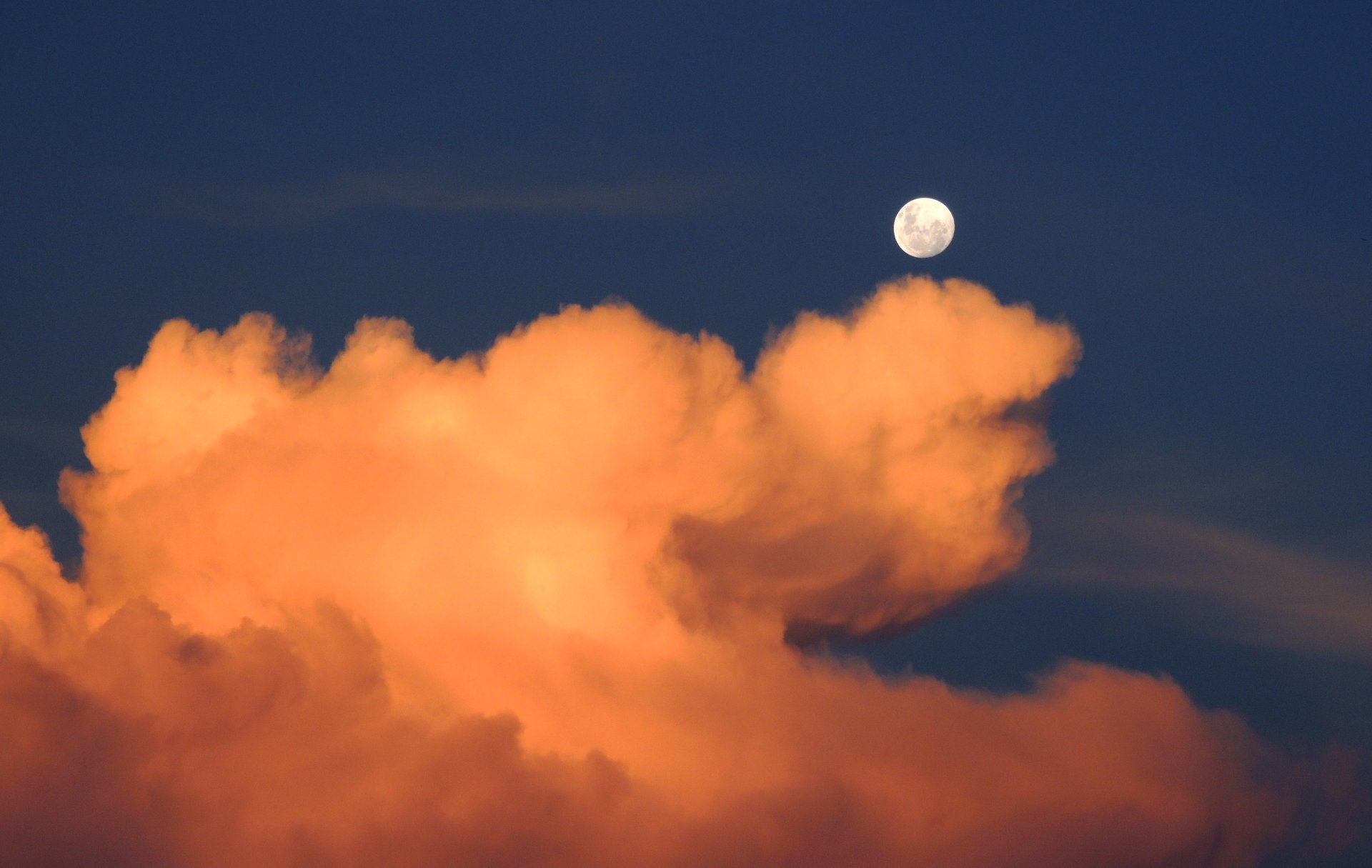 Celestial Glow: 4K Ultra HD Moonrise Over Fiery Clouds | 4608x2916 ...