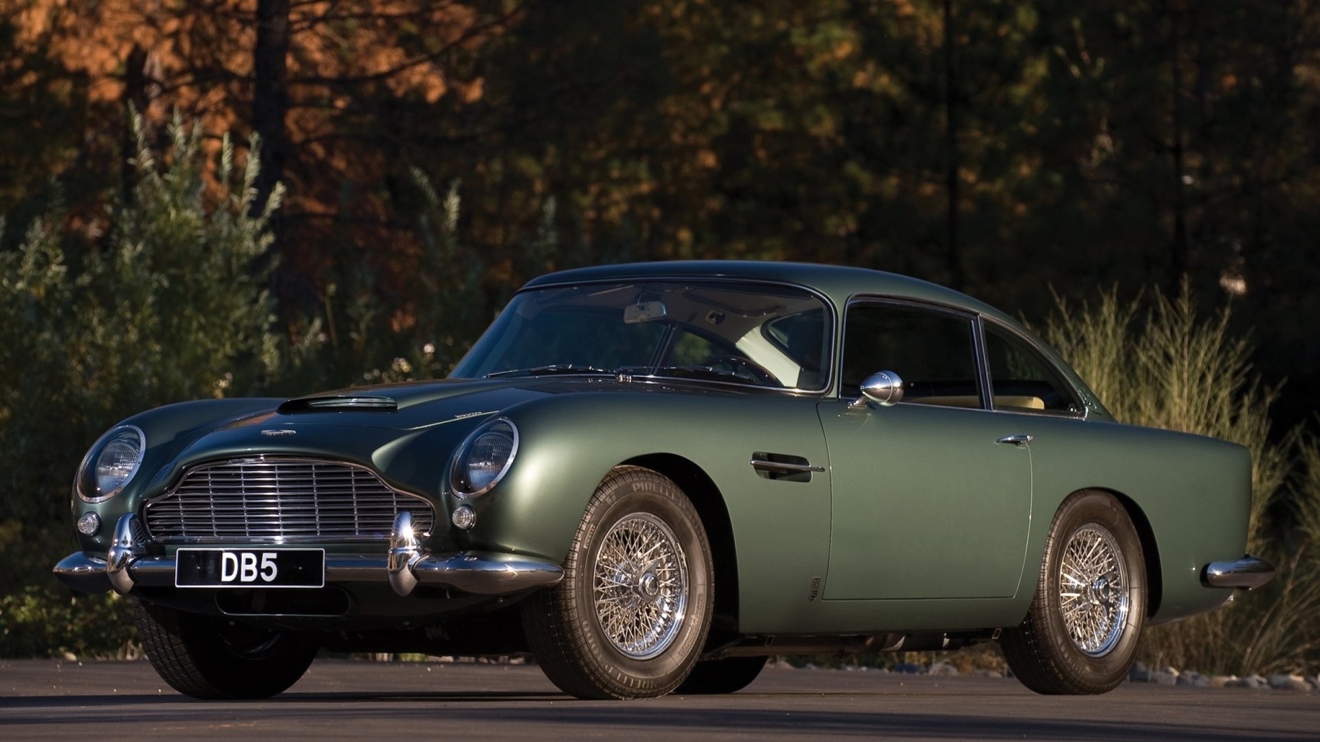 Aston Martin DB5 Coupé – Classic Elegance in HD Wallpaper