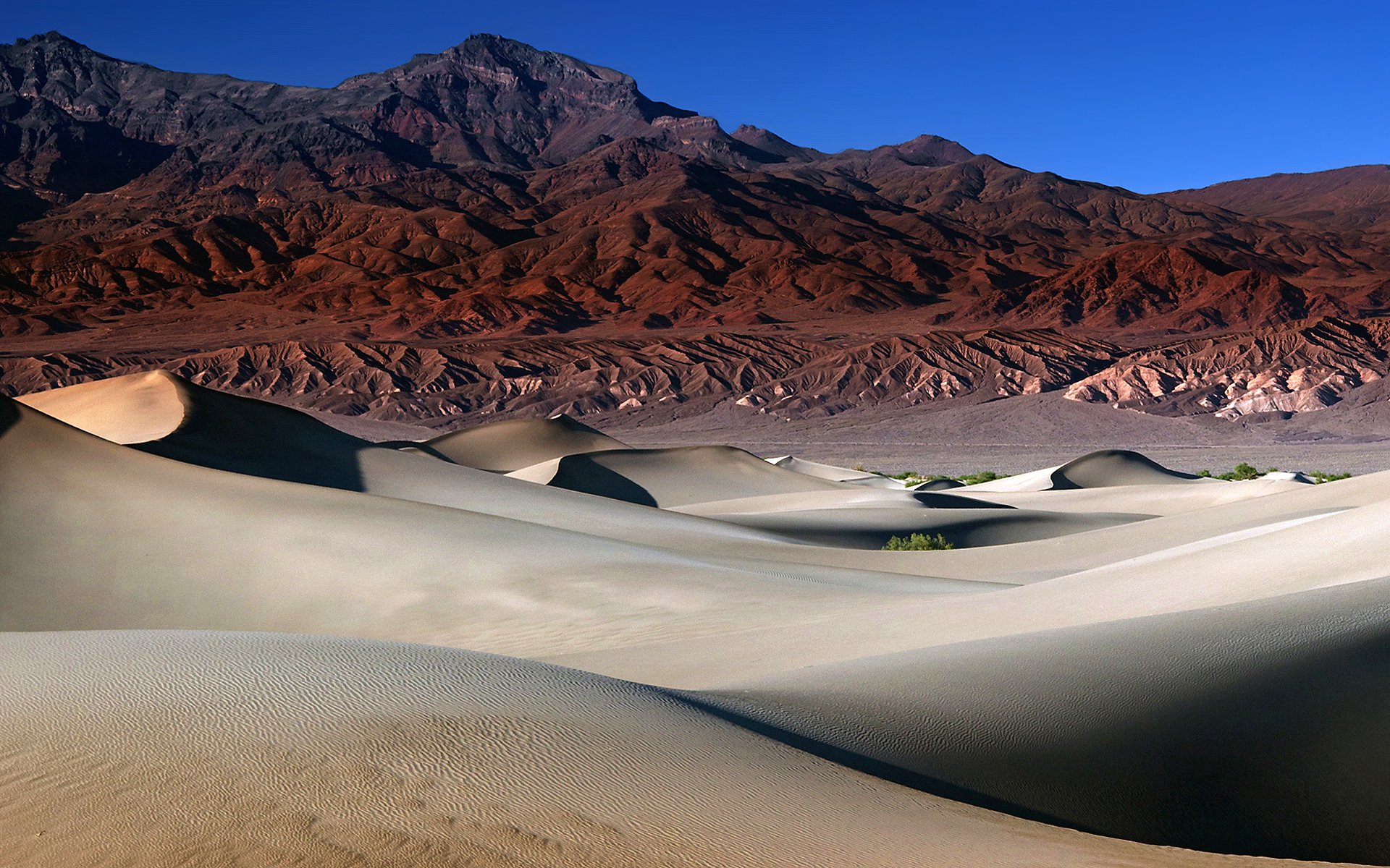 Stunning HD Desert Dunes Amid Majestic Mountain Nature