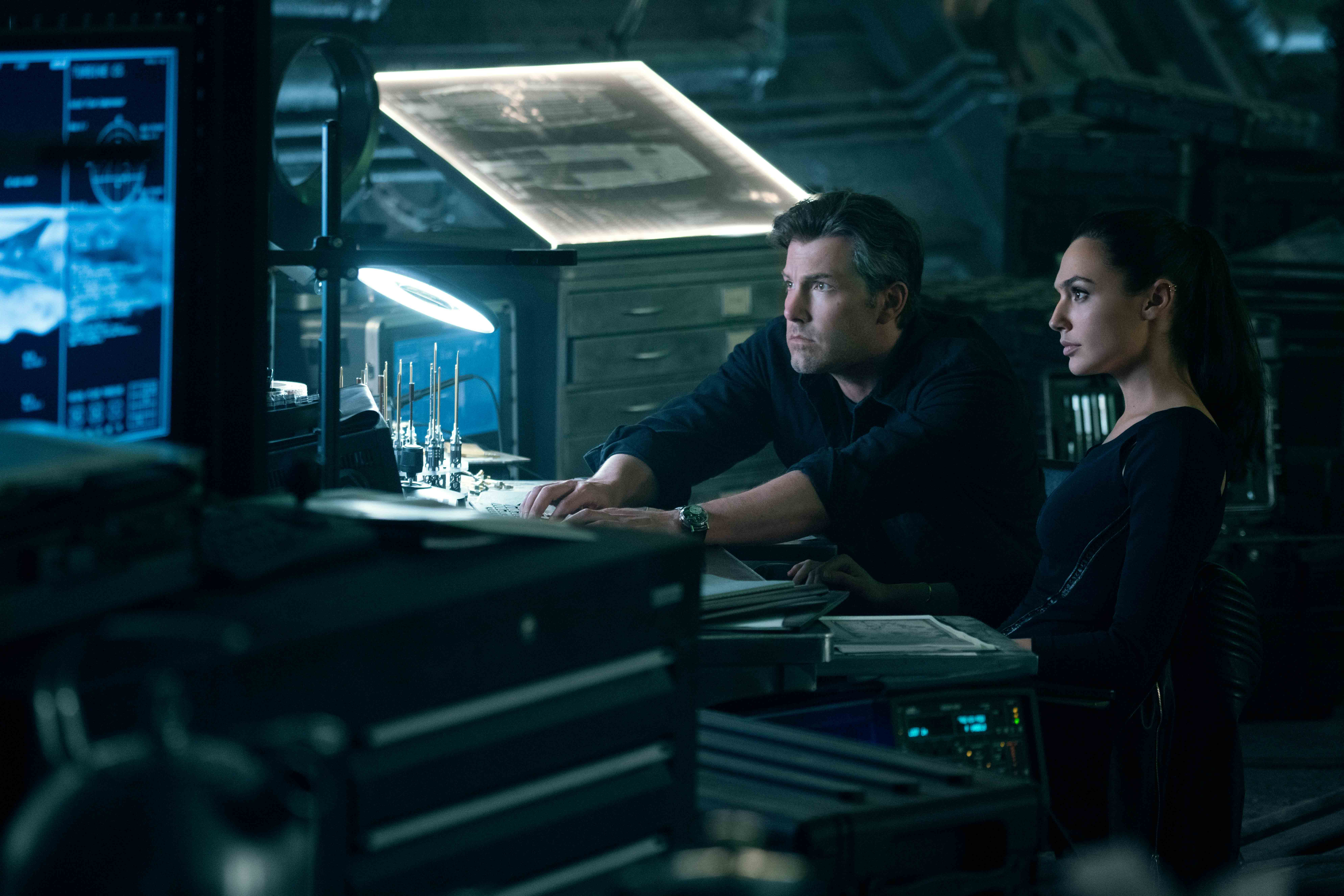 Justice League HD Wallpaper: Wonder Woman & Bruce Wayne Unite with Gal ...