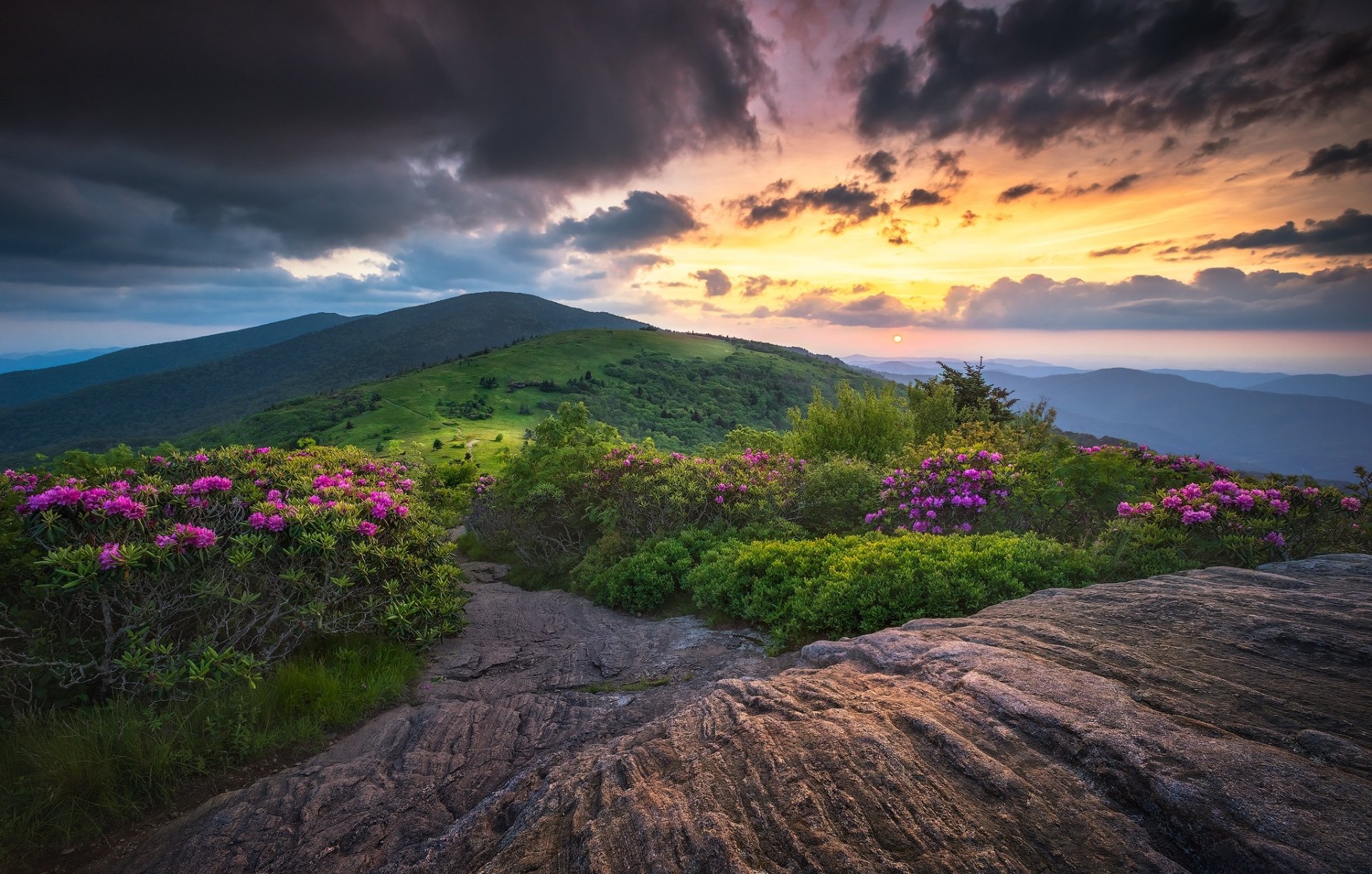 Majestic Mountain Sunset HD Wallpaper