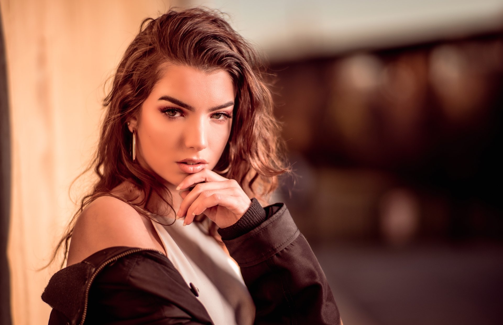 4K Ultra HD Wallpaper — Brunette Model Portrait with Shallow Depth of Field