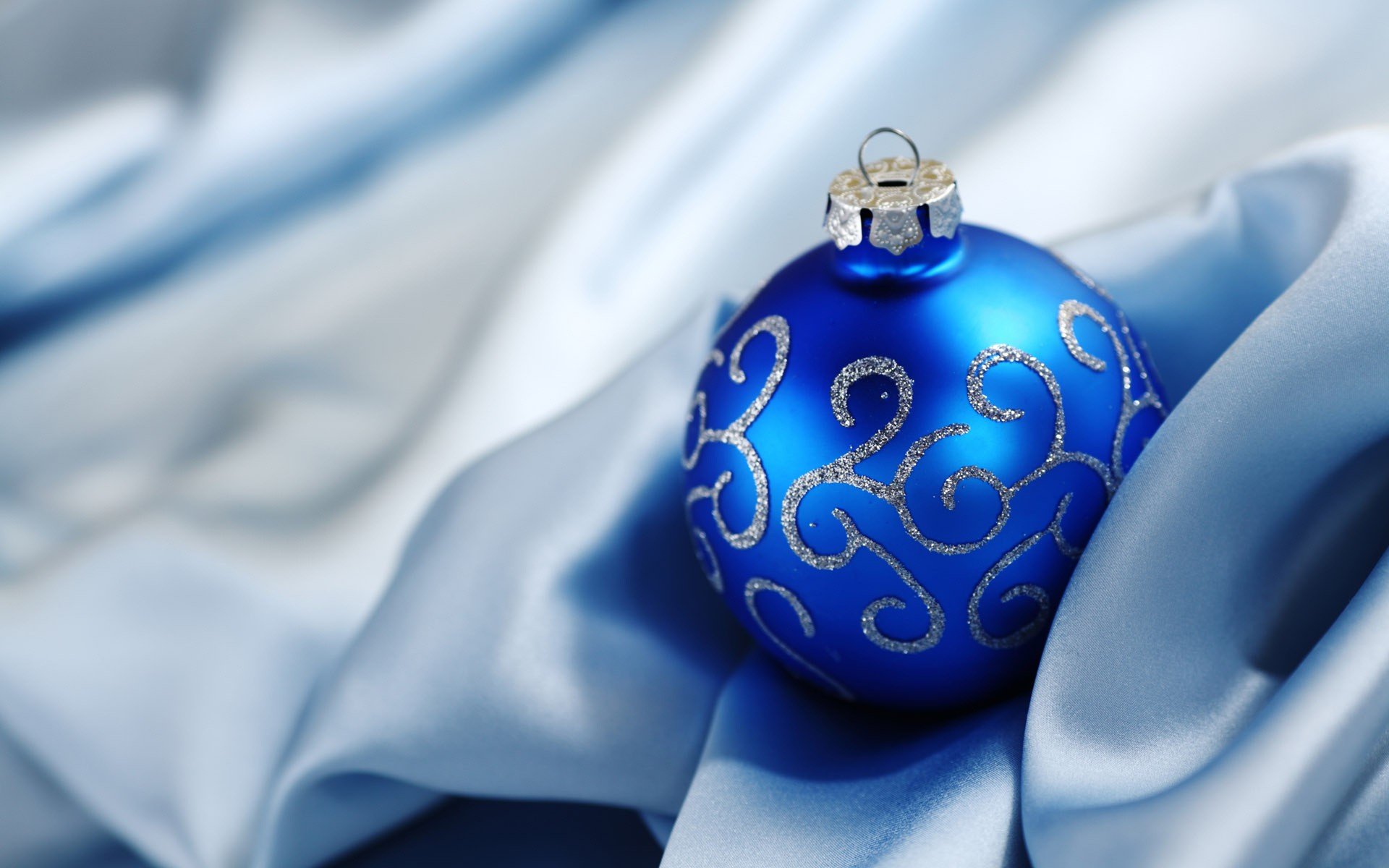 Elegant Blue Bauble: A Holiday HD Wallpaper