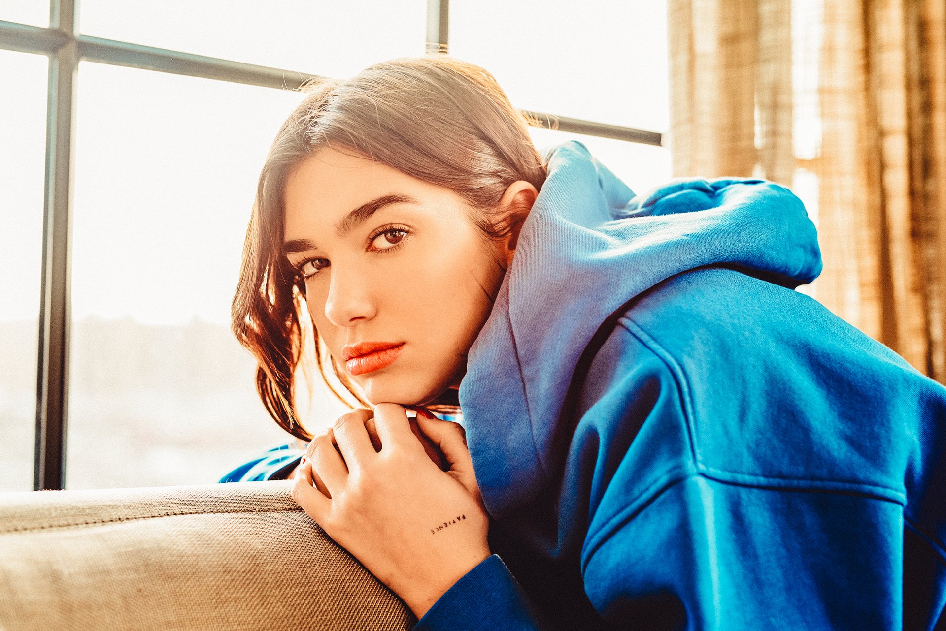 English Singer Dua Lipa: Brunette Beauty with Captivating Brown Eyes HD ...