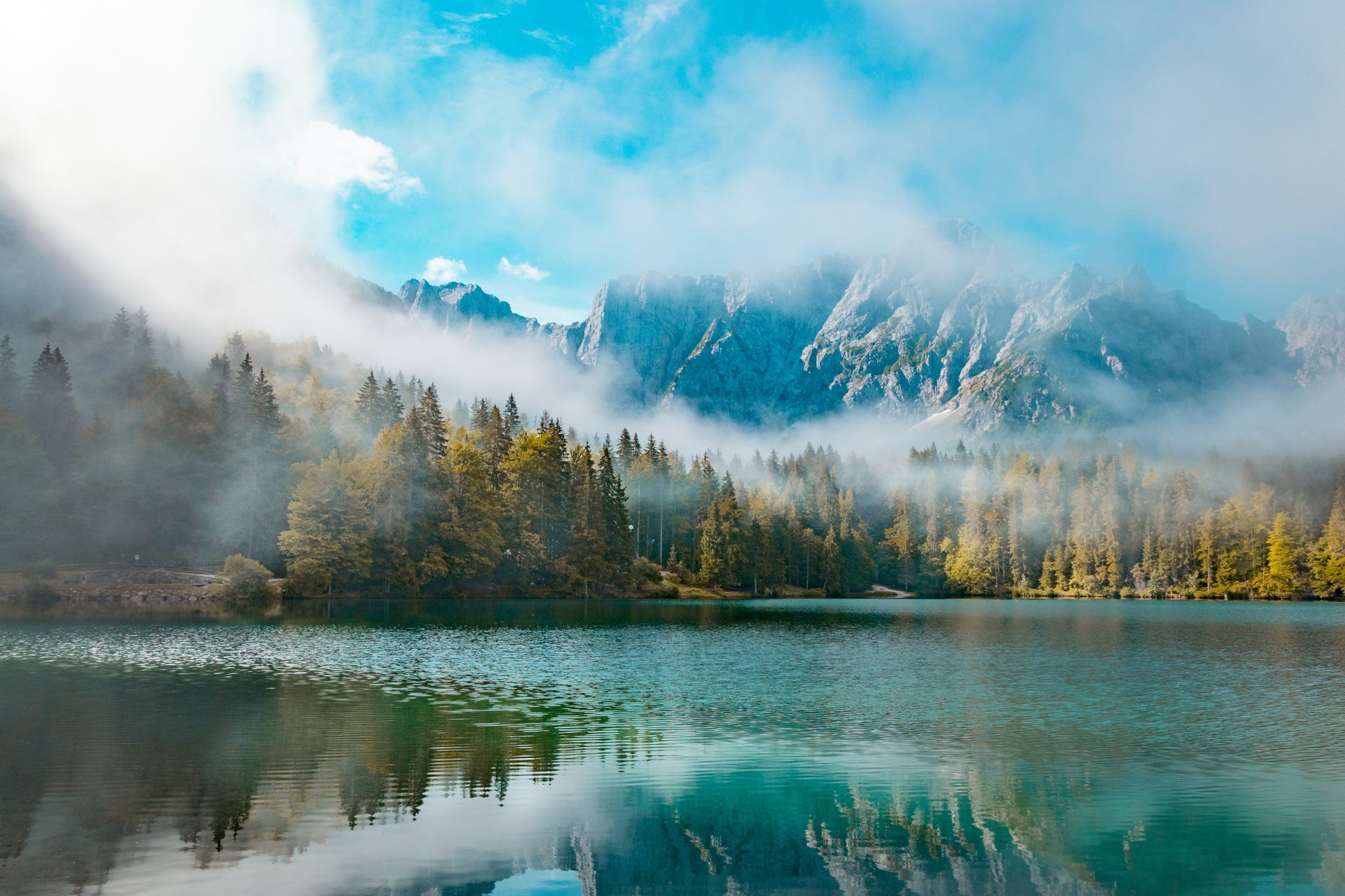 4K Ultra HD Mountain Serenity: Misty Lake and Nature's Majesty ...